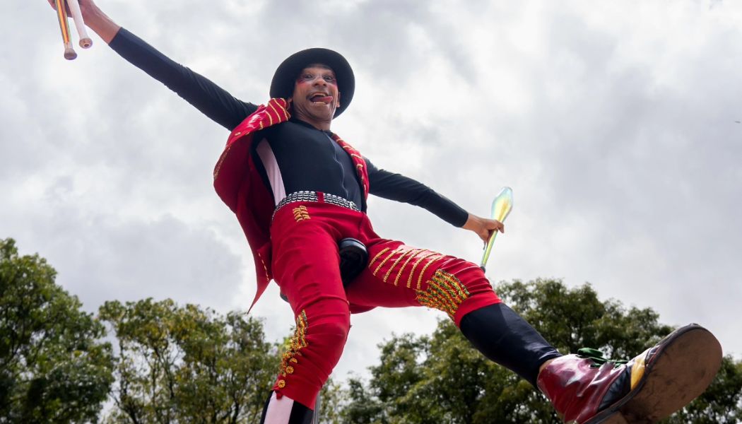 Desfile de comparsas cierra la celebración de Bogotá